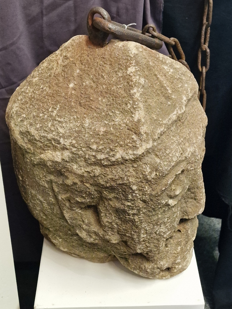 Lästerstein – mit Kette, Schelle und Kugelschloss. Skulptierter ...